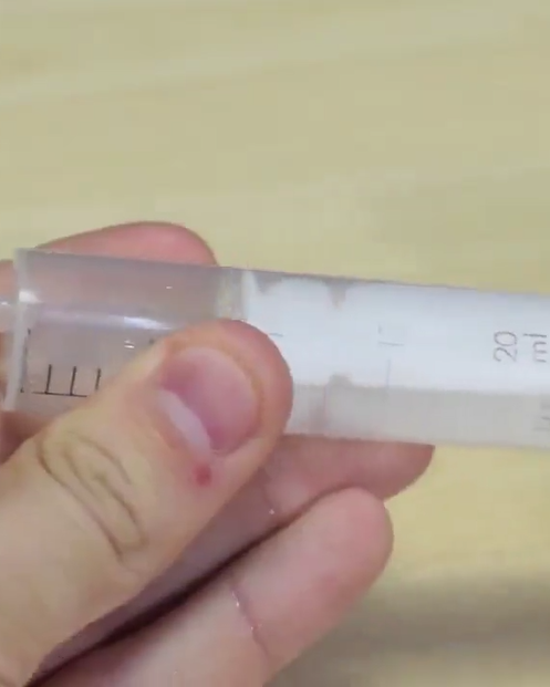 吸管做成小口哨,撩妹很实用哦!