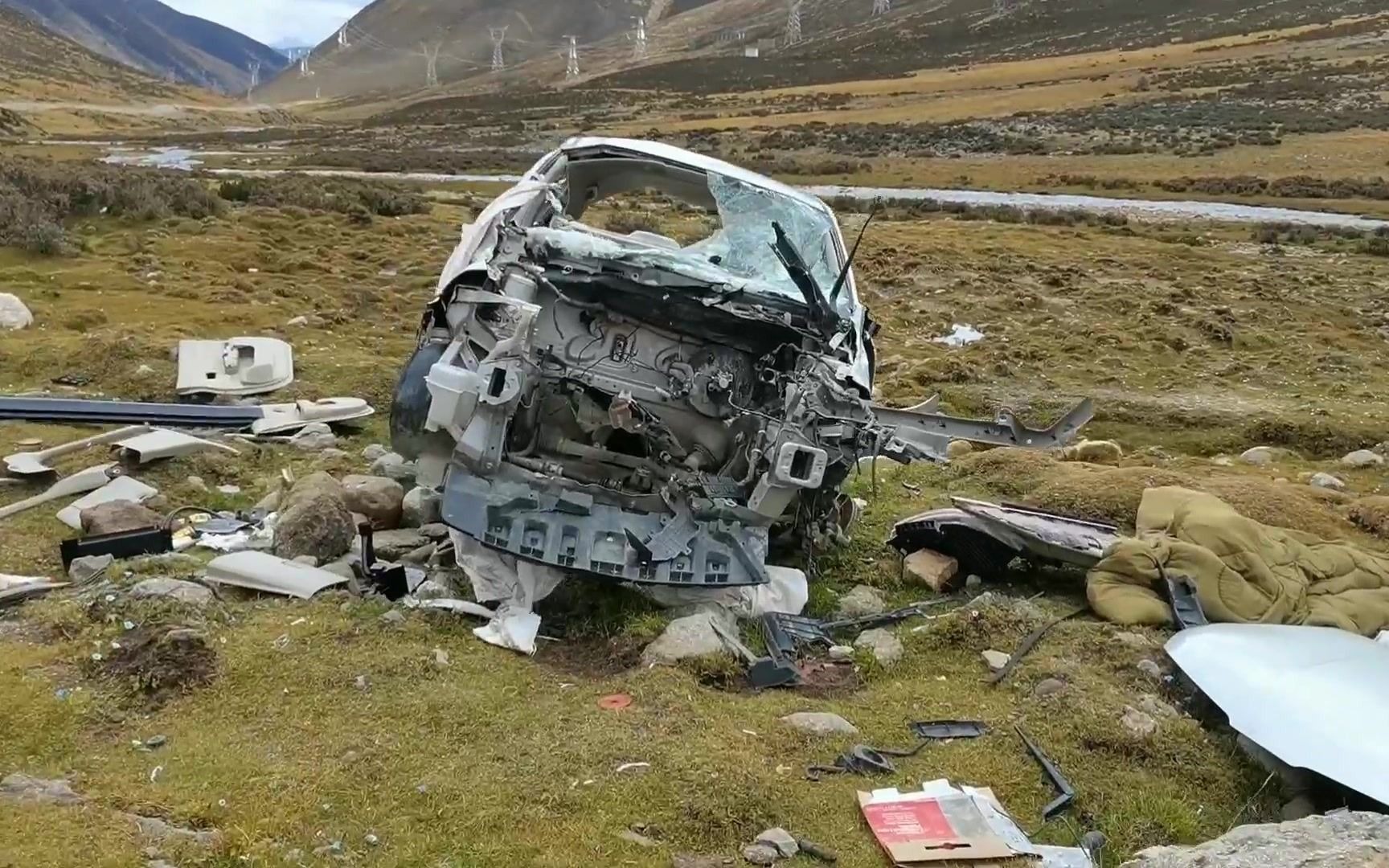 西藏自驾游,荒无人烟的地方发现汽车残骸,为何出现事故直接弃车