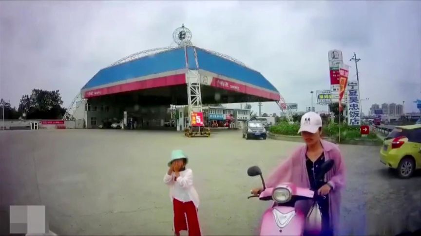 电动车夹道穿行遇到小轿车,谁料慌乱之下刹车失灵,直接撞了上去