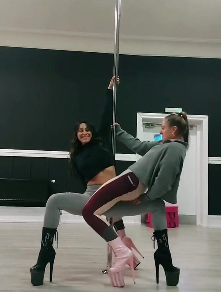 国外钢管舞美女,仅凭一个妖娆的动作,就知道姐妹俩不简单!