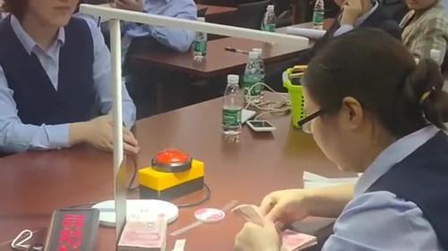 银行工作人员都是这样数钱的,这是最基本的功能,还能把假钞挑出去