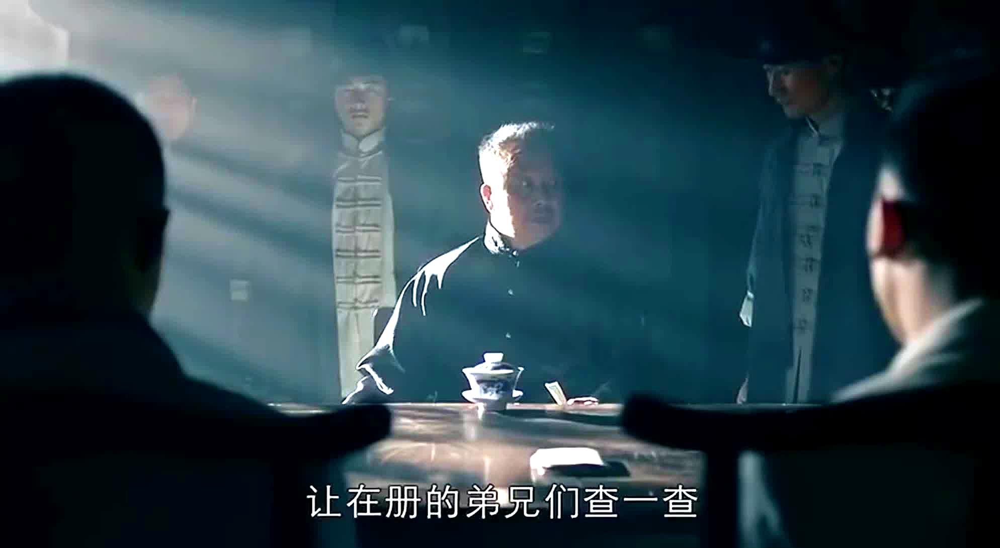 眼看着监狱里的人寄信,何老大也写了封,军官却不给他寄信