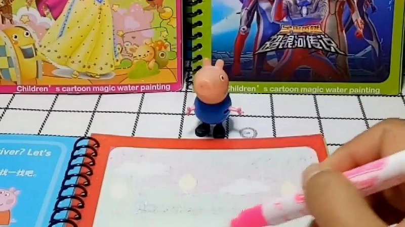 乔治画不了画,原来是打开笔的方式不对,佩奇给乔治的画本很神奇