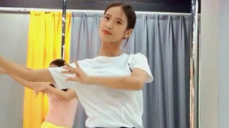 这段视频火了,文静美女竟然通过古典舞跳钢管舞,长见识了!
