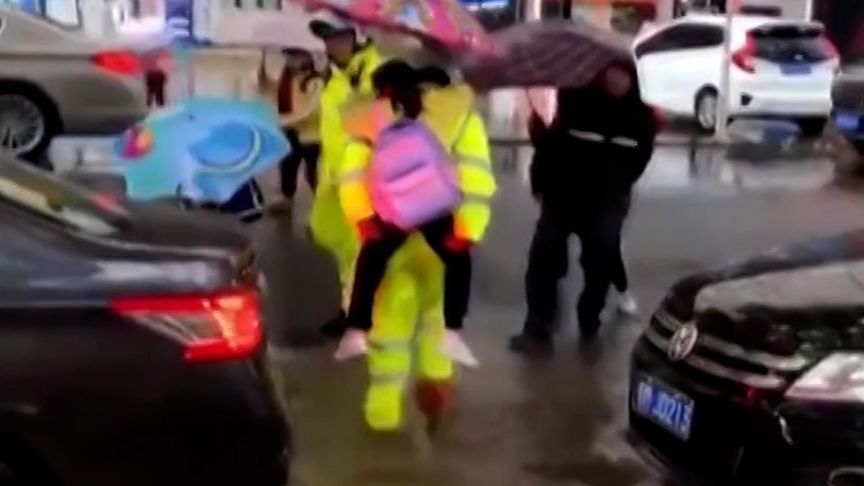 最美身影!广东梅州交警蹚水背学生过马路:我们湿了没关系