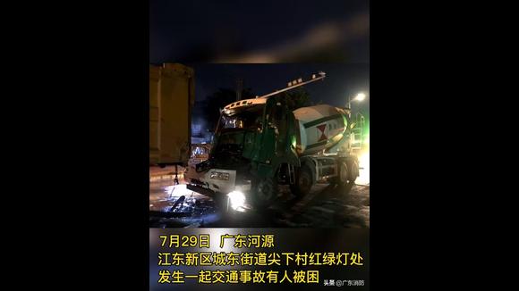 【深夜两车追尾驾驶员被困 消防拆门营救】