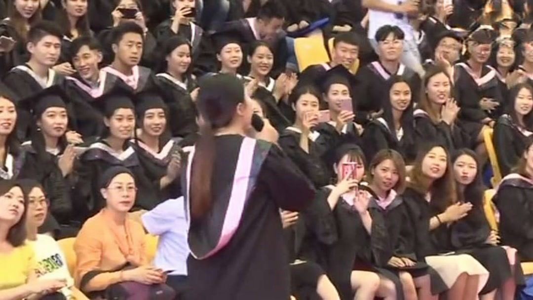 大学毕业典礼,一曲《光明》唱出了情感,把全场氛围推向巅峰!