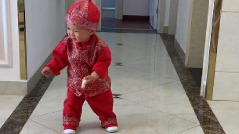 我太信抓周了,小时候抓了个印章,现在给猪肉盖章