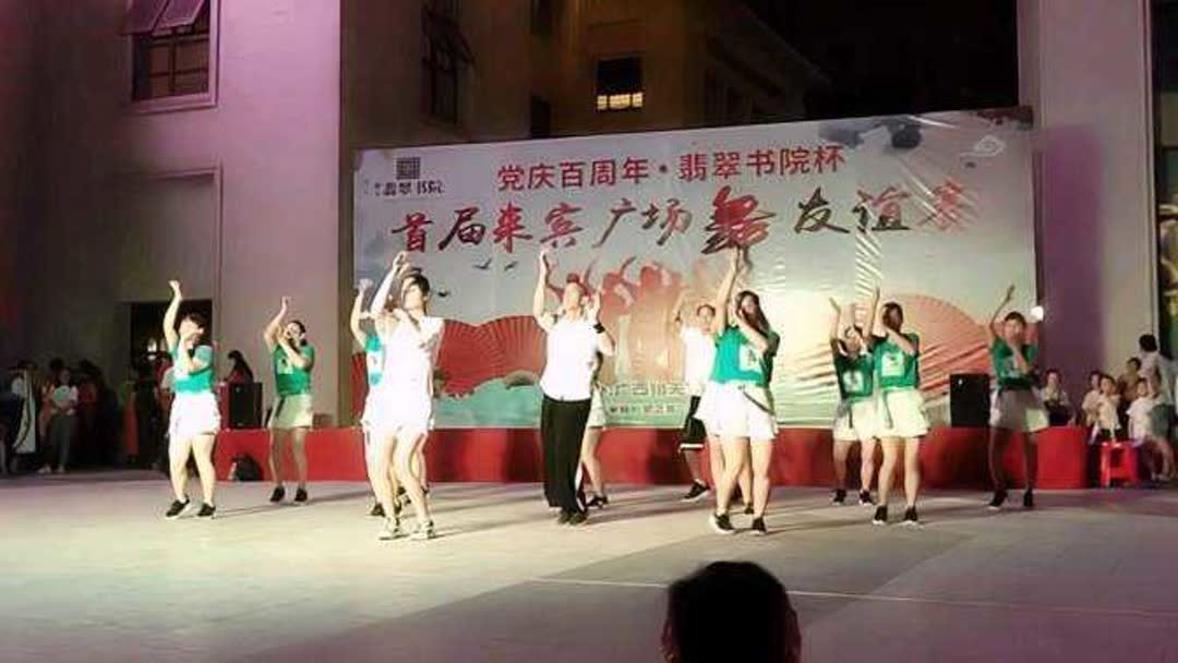 这个舞编排有点奇葩,两个男士一个长裤一个短裤,后面那个像散步