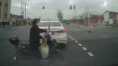 行车不规范,亲人两行泪,电动车闯红灯的后果,车毁人亡