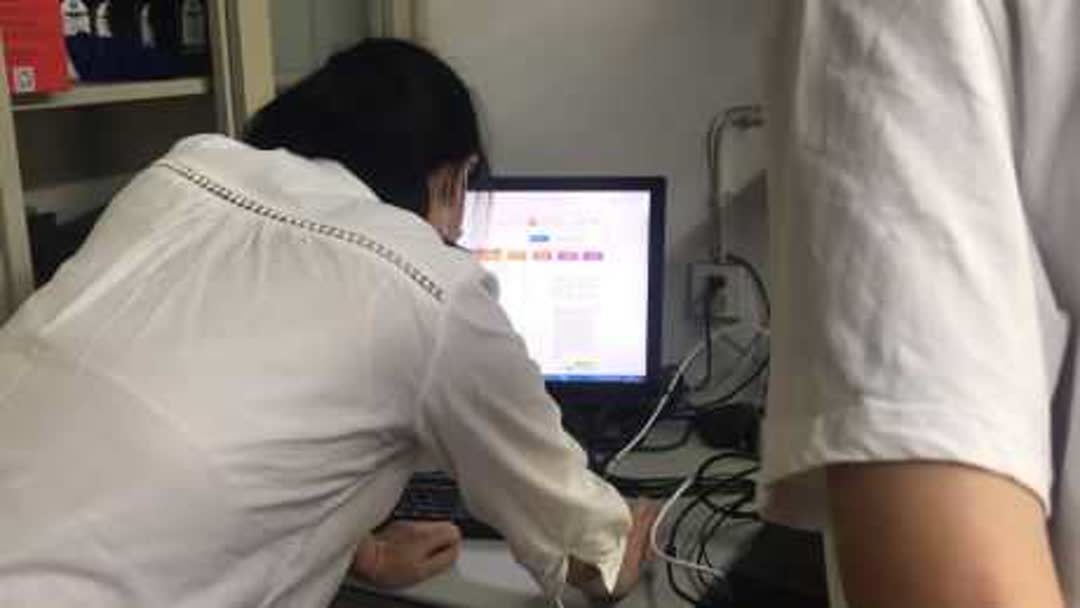 家里闲置几年的电脑反应太慢拿去刷新,小刘为何说要忽略自我介绍