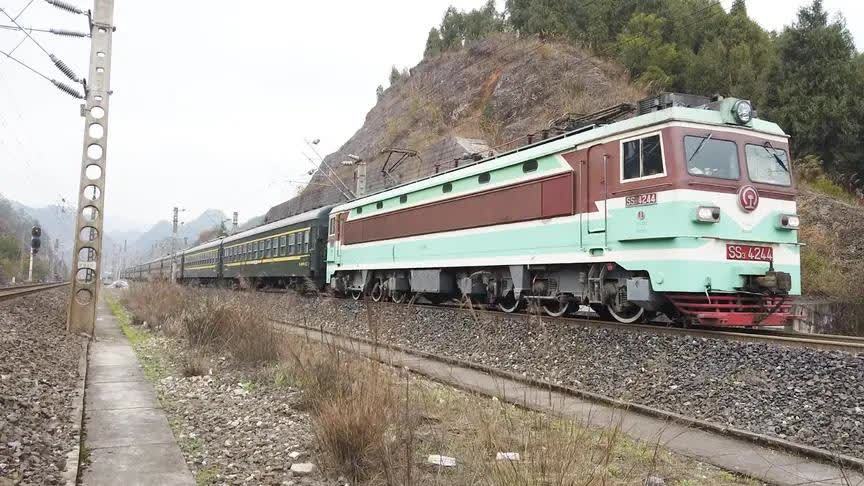 行走在贵州:感受老式绿皮火车,现在出行你还会坐这绿皮车吗?