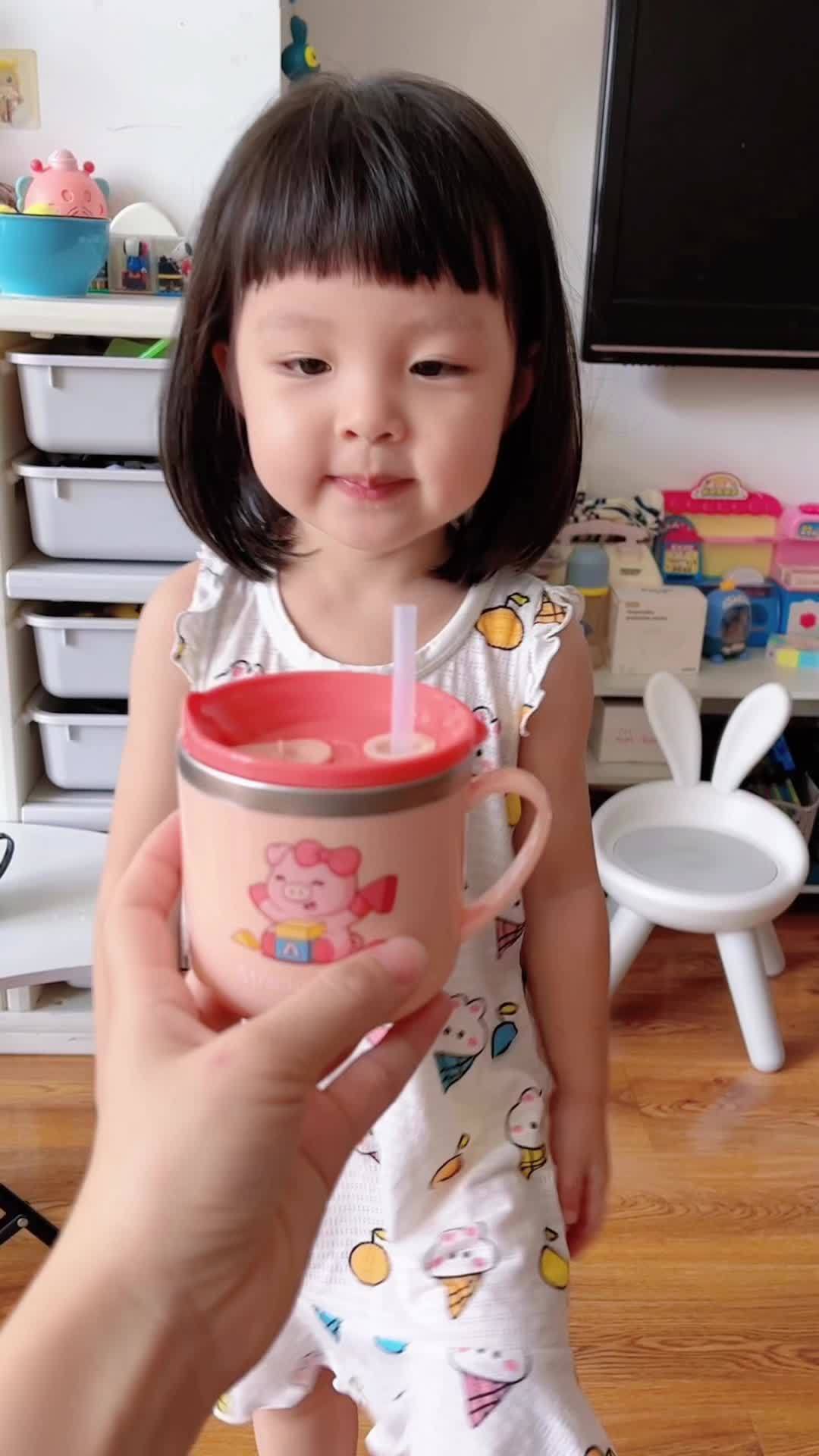 宝宝一岁以后就要用吸管杯喝水喝奶,长期用奶瓶对牙齿不好,这款 316...