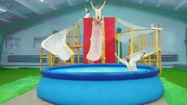 用透明胶带来制作滑滑梯,玩耍起来多有趣?看着太搞笑