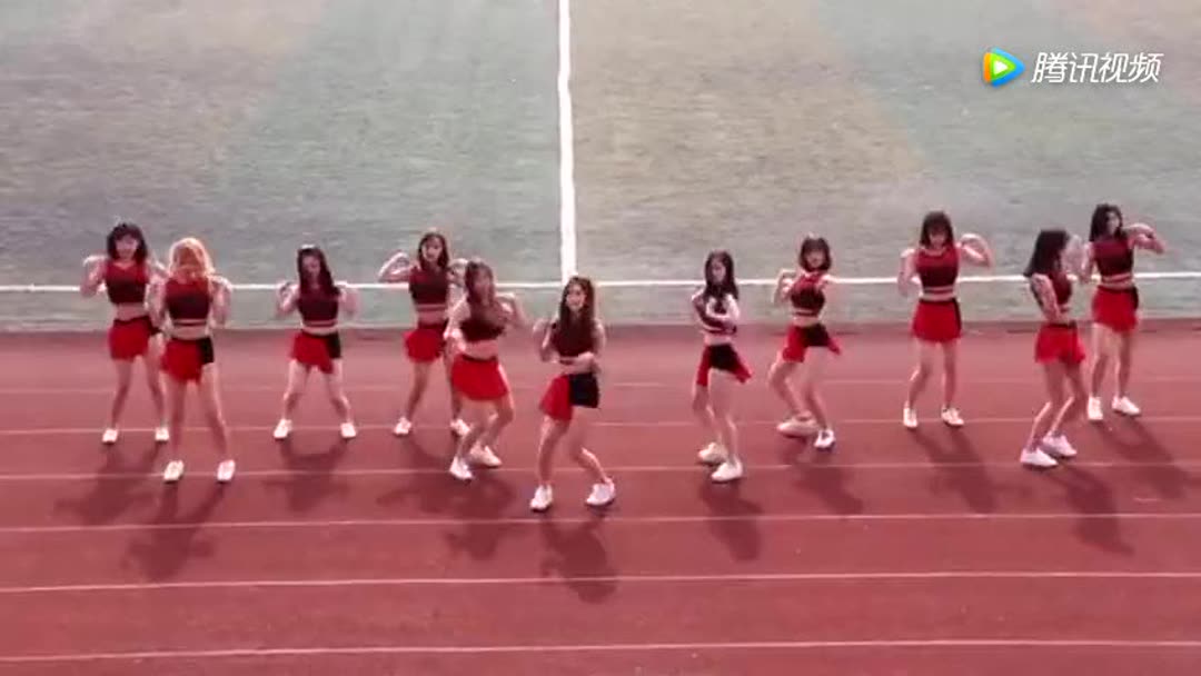 运动会开幕式,学生集体跳火爆舞蹈《鬼怪》