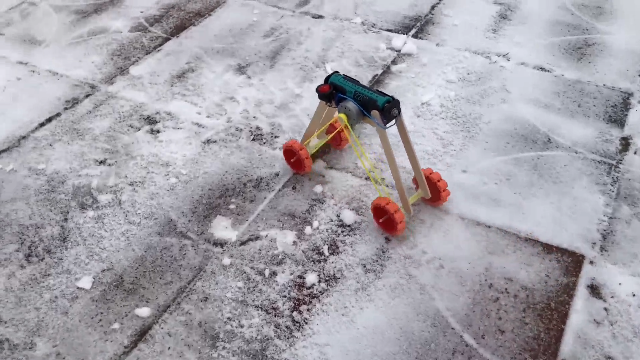 科学小实验: 制作橡皮筋动力玩具车, 好玩又有趣