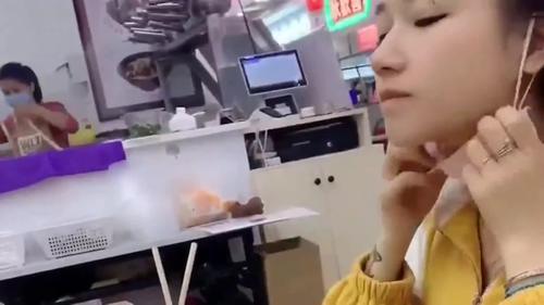 口罩的用法真是越来越多了,小姐姐还能这样用