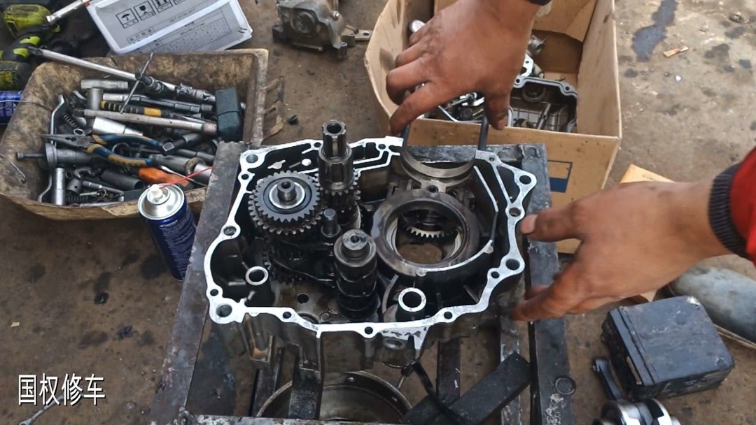 摩托车的曲轴该如何更换与安装呢?师傅带你看一下,教你轻松修理