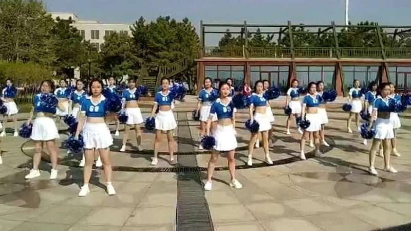 小姐姐们排练运动会开幕式的舞蹈,真是太美了,喜欢C位的小姐姐