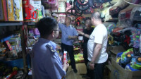 校园周边学生“赌博”10:突击检查 店员否认销售抽奖商品