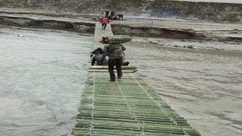 农民师傅竹竿搭桥,这样孩子上学就安全了,满满的正能量