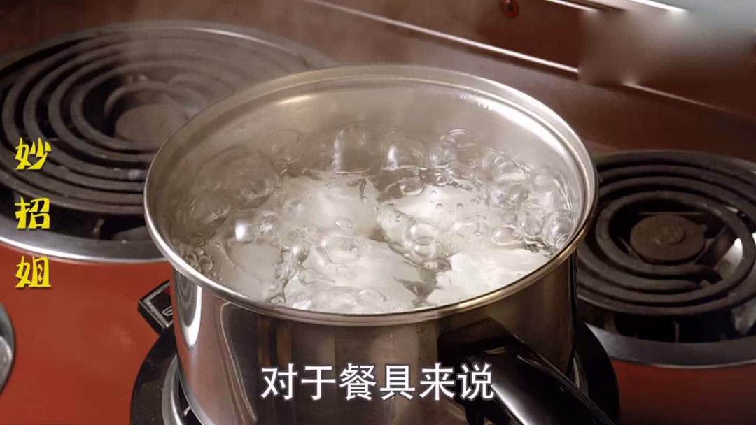 去饭店吃饭,你会用开水烫餐具吗?不烫到底有多脏?终于有真相了