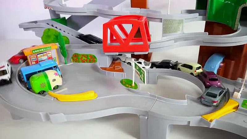 零件组装电动轨道玩具给小汽车爬行