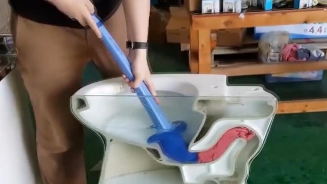 老外发明通厕神器,一拉就通,这畅爽的通马桶姿势
