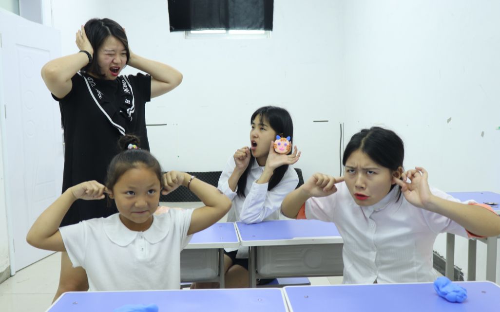 学霸用限量版粘土捏小猫咪,正在向同学们炫耀,没想老师进班级了
