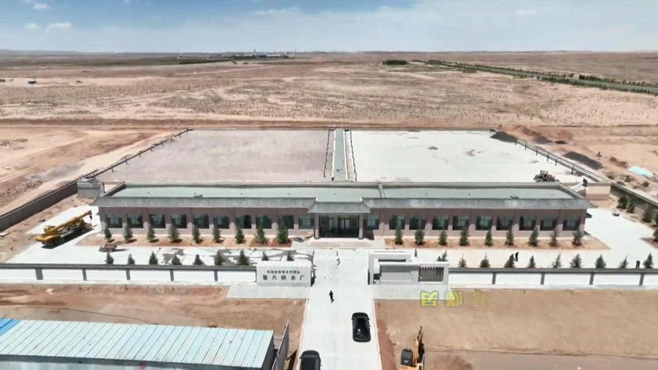 ...工人们正紧锣密鼓的实施仪器设备安装调试、厂区绿化、场地平整...