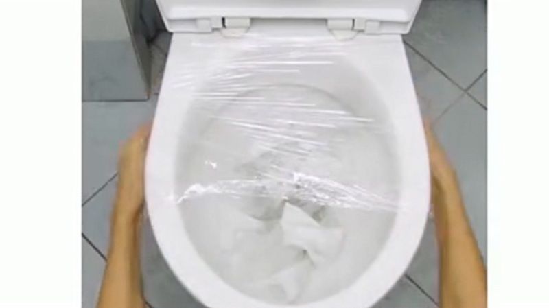 马桶堵了不用花钱照样疏通,没想到几张保鲜膜就搞定了!