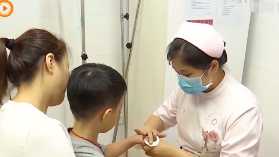 一个传染俩!双胞胎男婴被姐姐传染感冒险丢命,交叉感染要注意