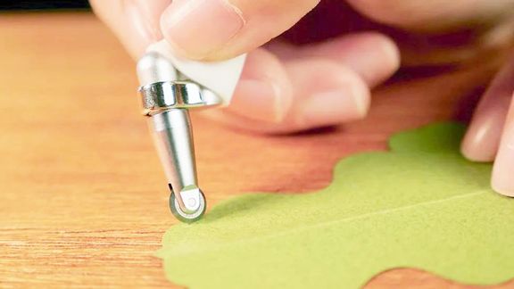 这把高科技裁纸刀,能裁纸、能裁布,就是不会割破手指!