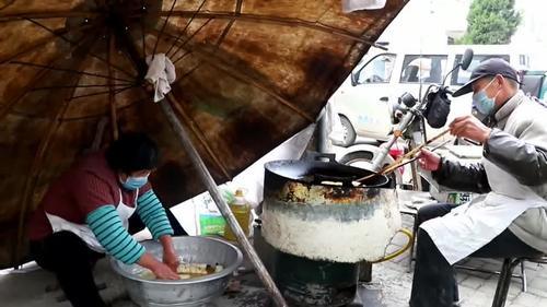 河南大爷卖了50年的炸面卷,仍坚持传统制作,有人驱车几百里去品尝