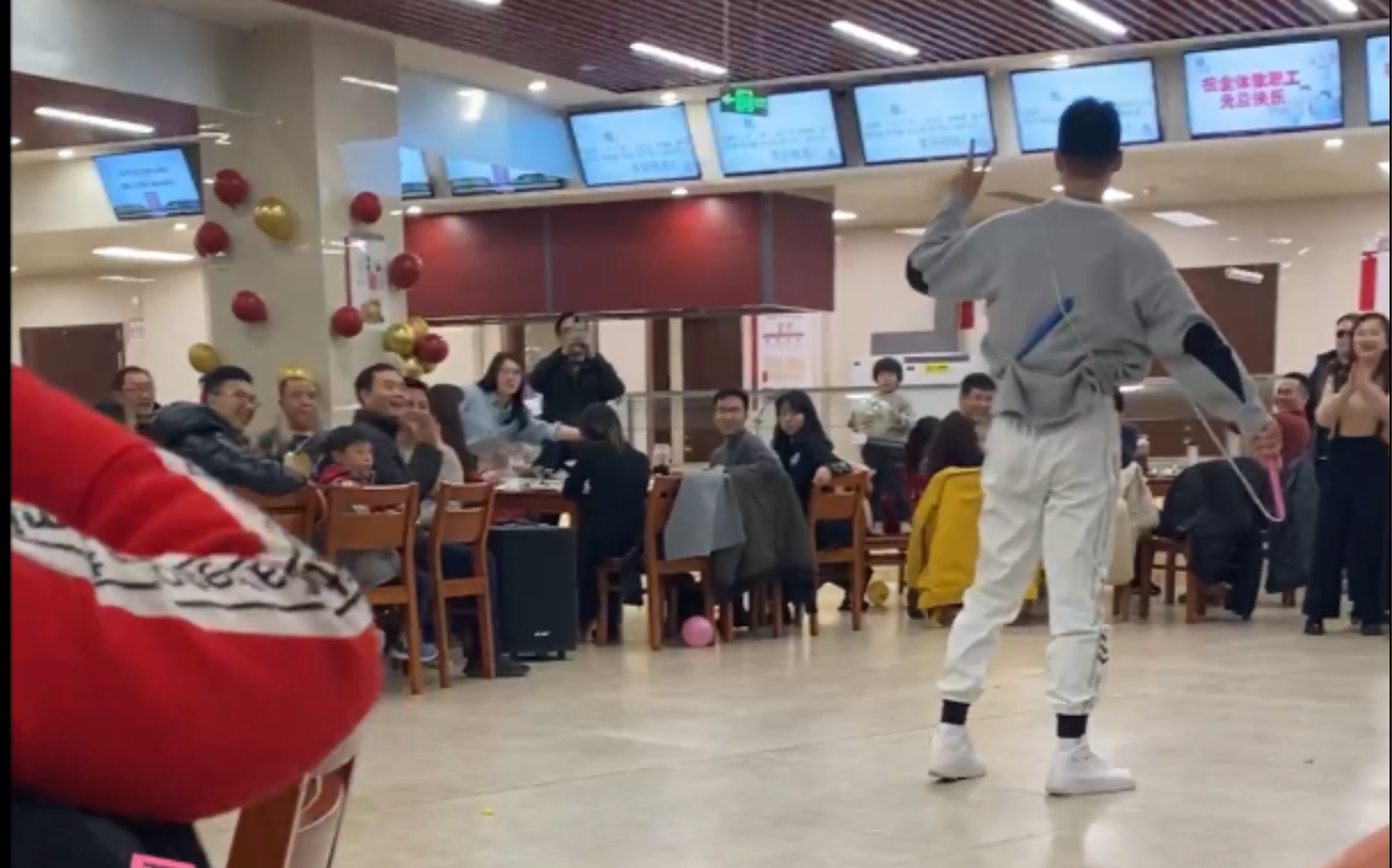 学校里会运动的男孩子好帅呀!(花样跳绳表演)