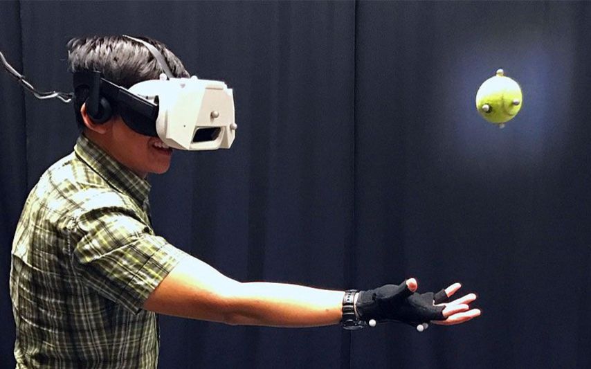 【创客星球】全新VR交互模式!迪士尼正在研究戴着VR头盔与真实物体...