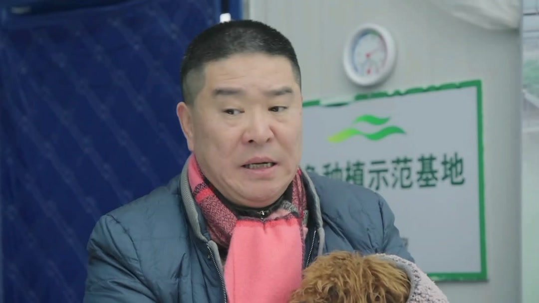 《猫冬》于三通突然到访恬静的蔬菜大棚 想把狗放在这里疗养