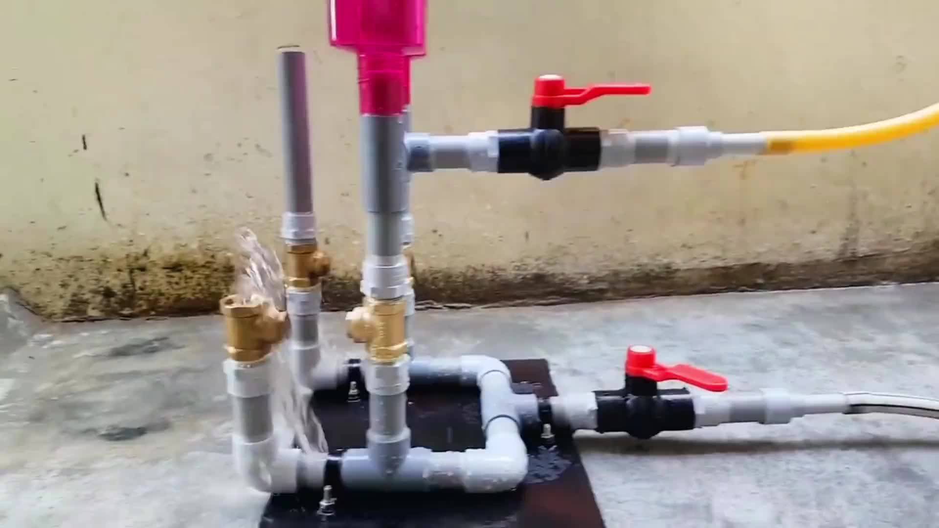 不用油也不用电的抽水泵,可轻松抽到10几米的高空