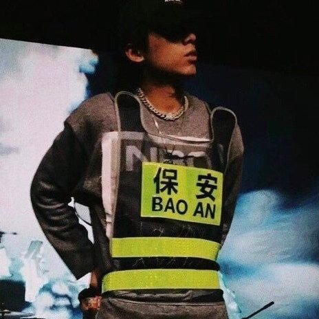 五道杠的小青年 