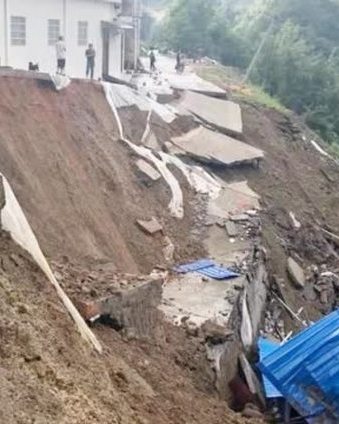 ...7月6日,湖南石门县潘坪村雷家山地质灾害隐患点突发山体滑坡,毁坏...