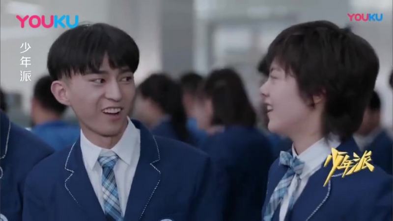 女学渣校园晚会舞蹈得第一名,同学们纷纷过来道喜,女闺蜜不平衡