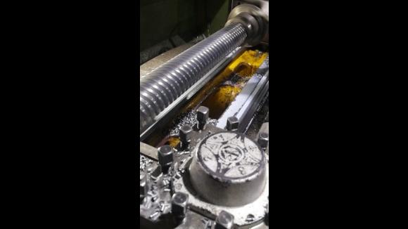 六头梯形螺纹,TR100x120(P20)程序左右借刀。