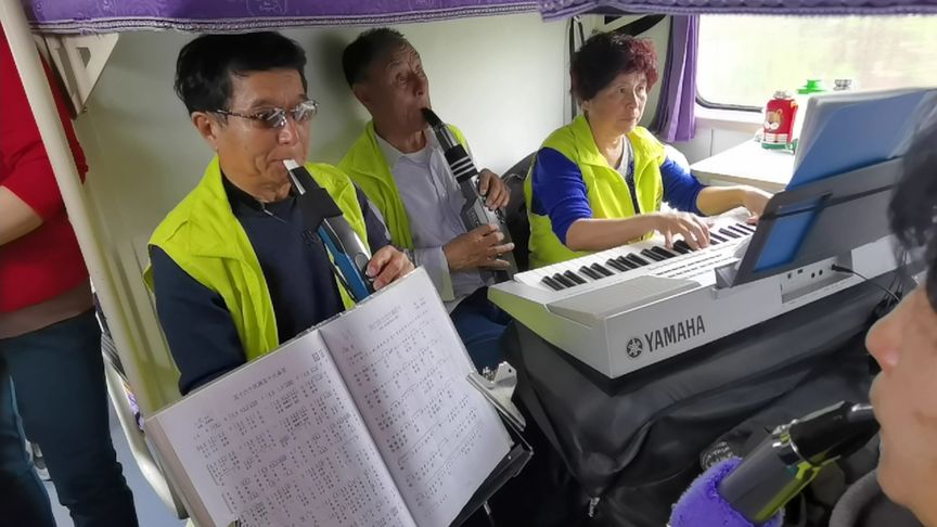 银川嗨歌合唱团在K1295次列车上用歌声诠释幸福生活