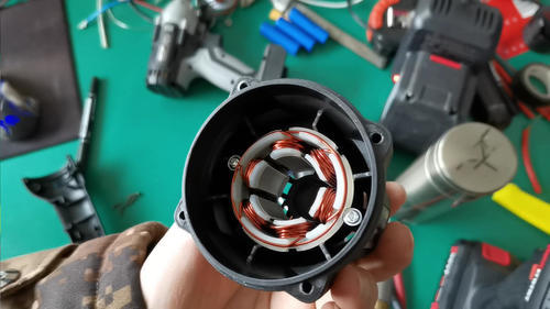 锂电工具四件套里的角磨机拆解!拆完还给装反了