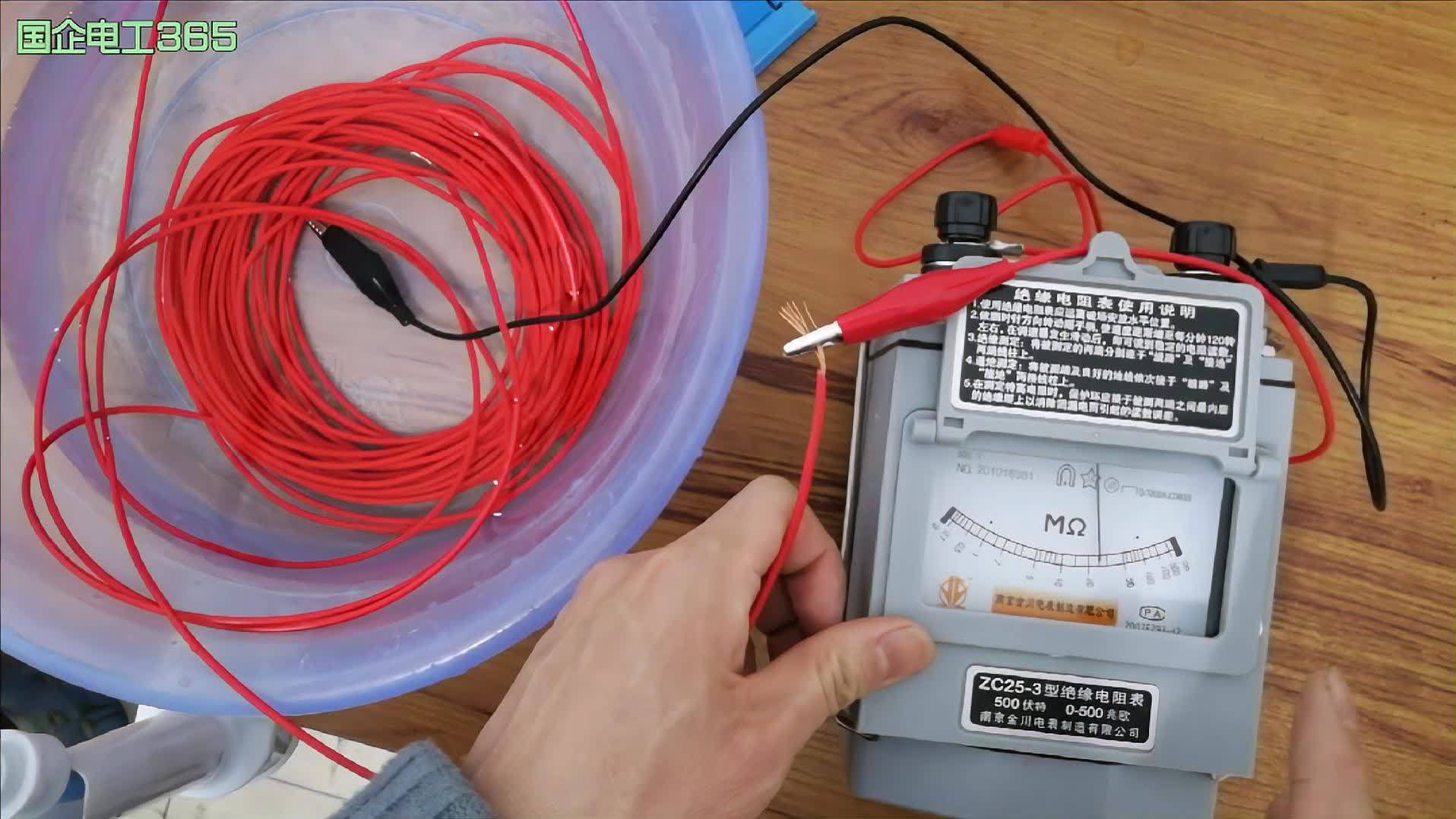 老电工对电线绝缘进行检测,生产厂家看了都瑟瑟发抖!太难了啊!
