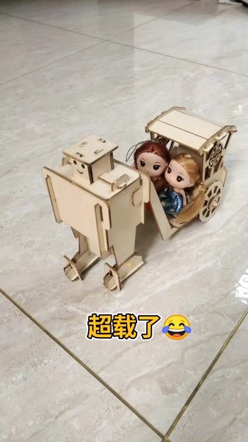 这个木头做的人力车居然真的走起来了