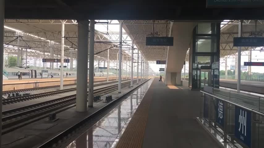 实拍“复兴号”高铁抵达德州东站...