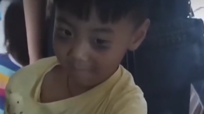 孩子放假在家一直玩手机 妈妈偷偷给娃画上黑眼圈效果立竿见影