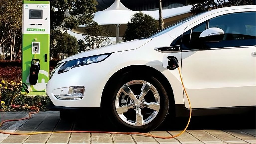 纯电动车开一年,到底能比燃油车省下多少钱?车主详细算了一笔账