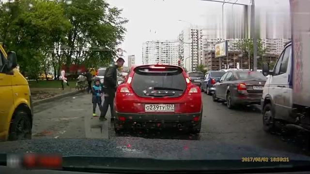 路人反复挑衅,最终被沃尔沃车主一顿收拾,行车记录仪拍下了一切